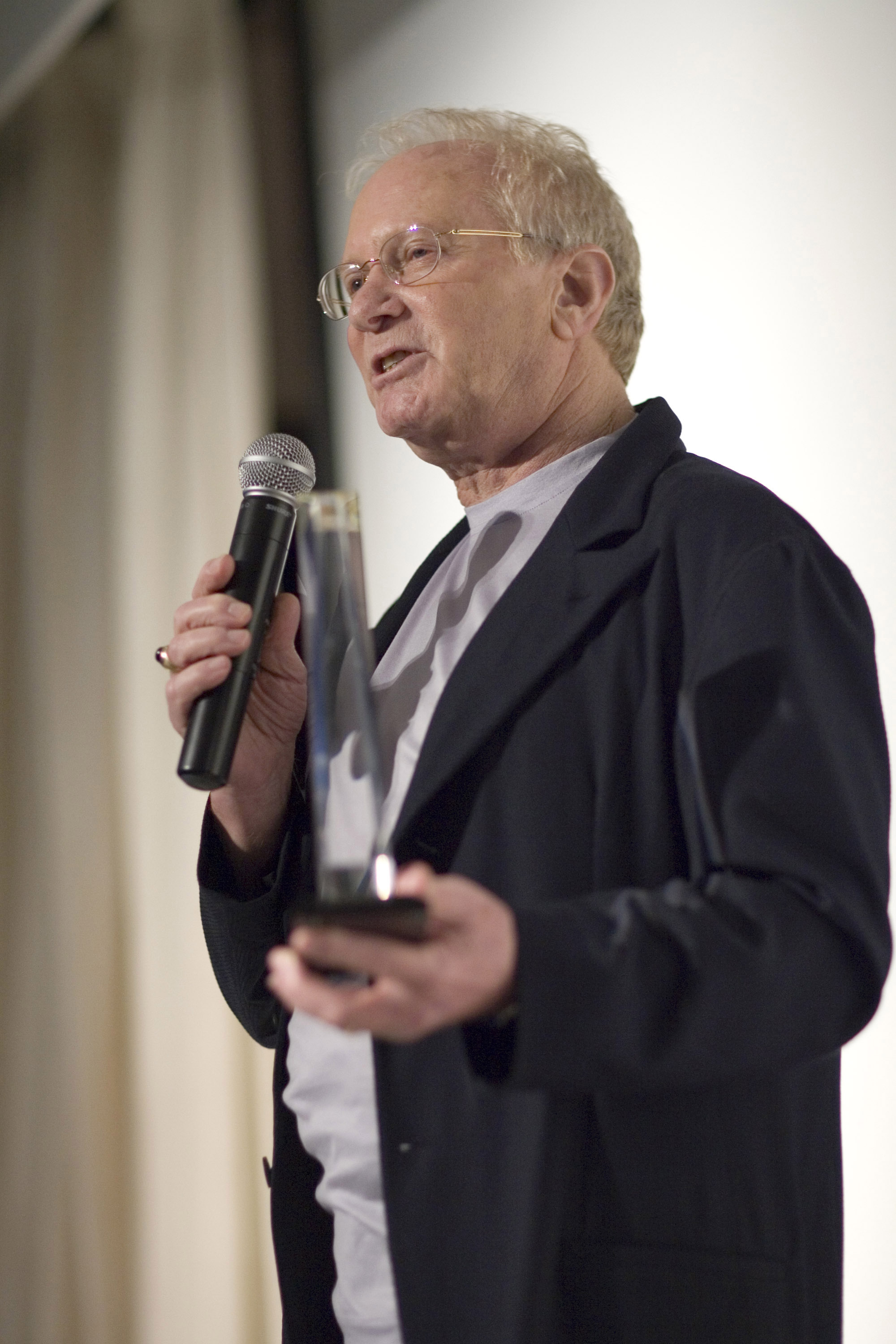 Syd Field, Screenwriter Who Inspired Tina Fey & Judd Apatow, Dies ...